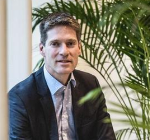 Marcel Beukeboom in gesprek met jongeren pakhuis de zwijger ...